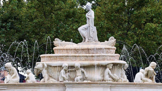 ¿Conoces la simbología de la Fuente Híspalis en la Puerta de Jerez de ...